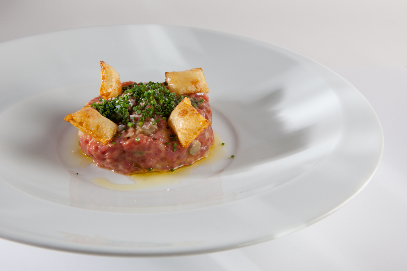 Steak-tartar de solomillo con patatas souflé | Cocina de La Dehesa